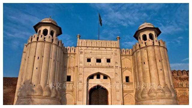 The Ghaznavid dynasty was in decline and was surrounded by crises. How ...