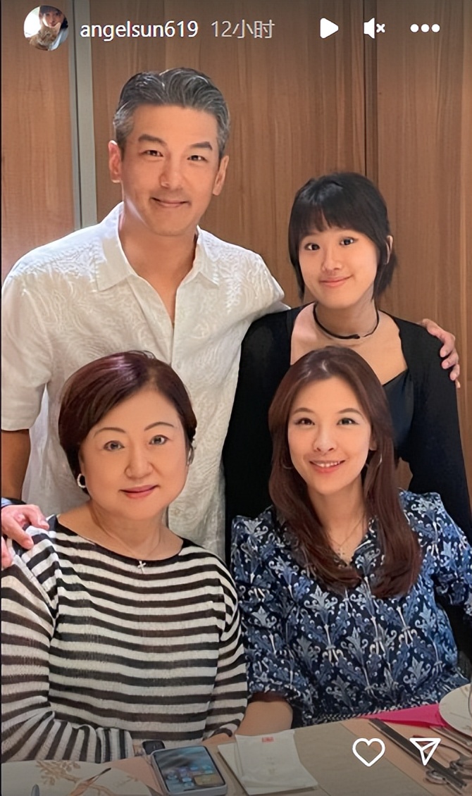 Alyssa Chia's daughter went back to Shanghai to post a family portrait ...