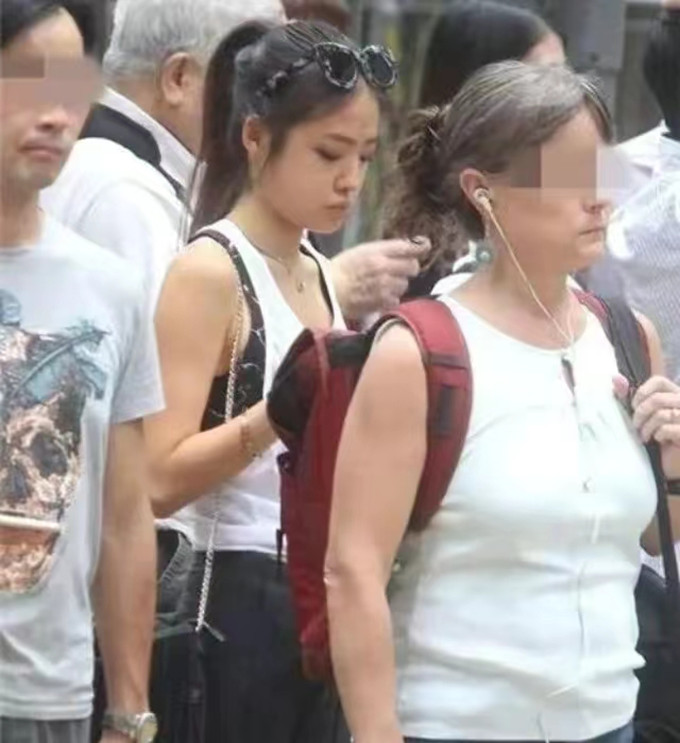 Jacky Cheung's 17-year-old daughter held an art exhibition, wearing a ...