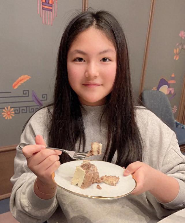 12-year-old Wang Shiling makes cakes at home and steals the spotlight ...