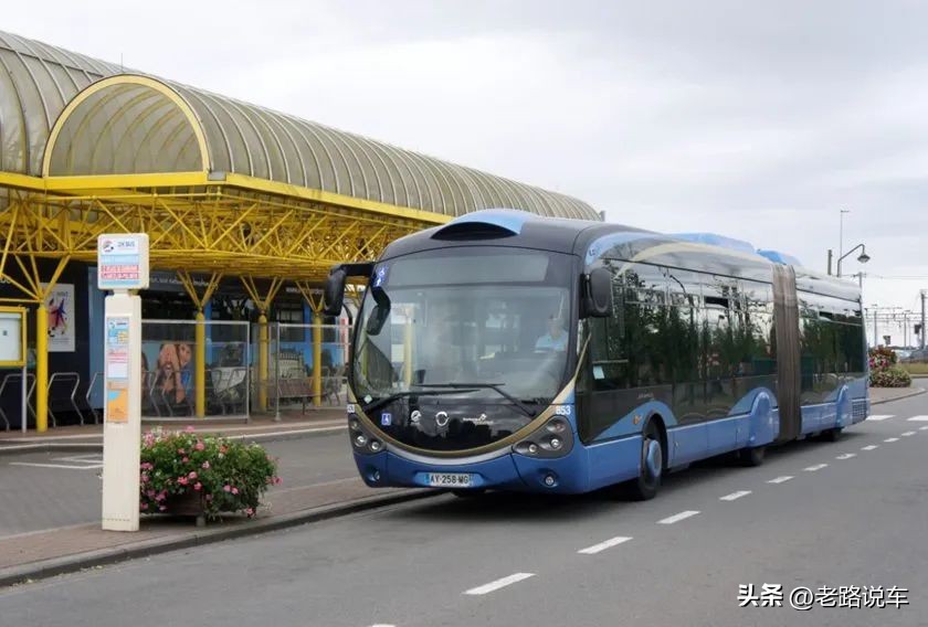 The avant-garde ESAB model - Crealis Neo 18 CNG bus - iNEWS