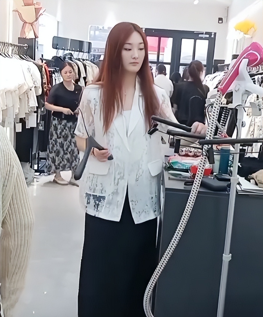 Chen Yanan receives the bouquet, wears a hollowed-out suit, and his ...