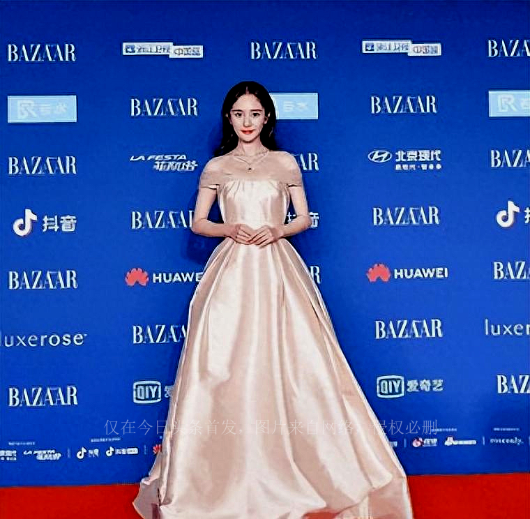 The host of Harper's Bazaar red carpet is Hawick Lau's girlfriend Li ...