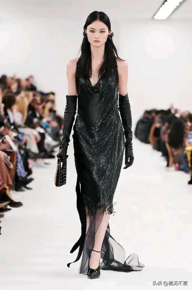 Supermodel He Cong's topless catwalk sparked controversy. Netizens said ...