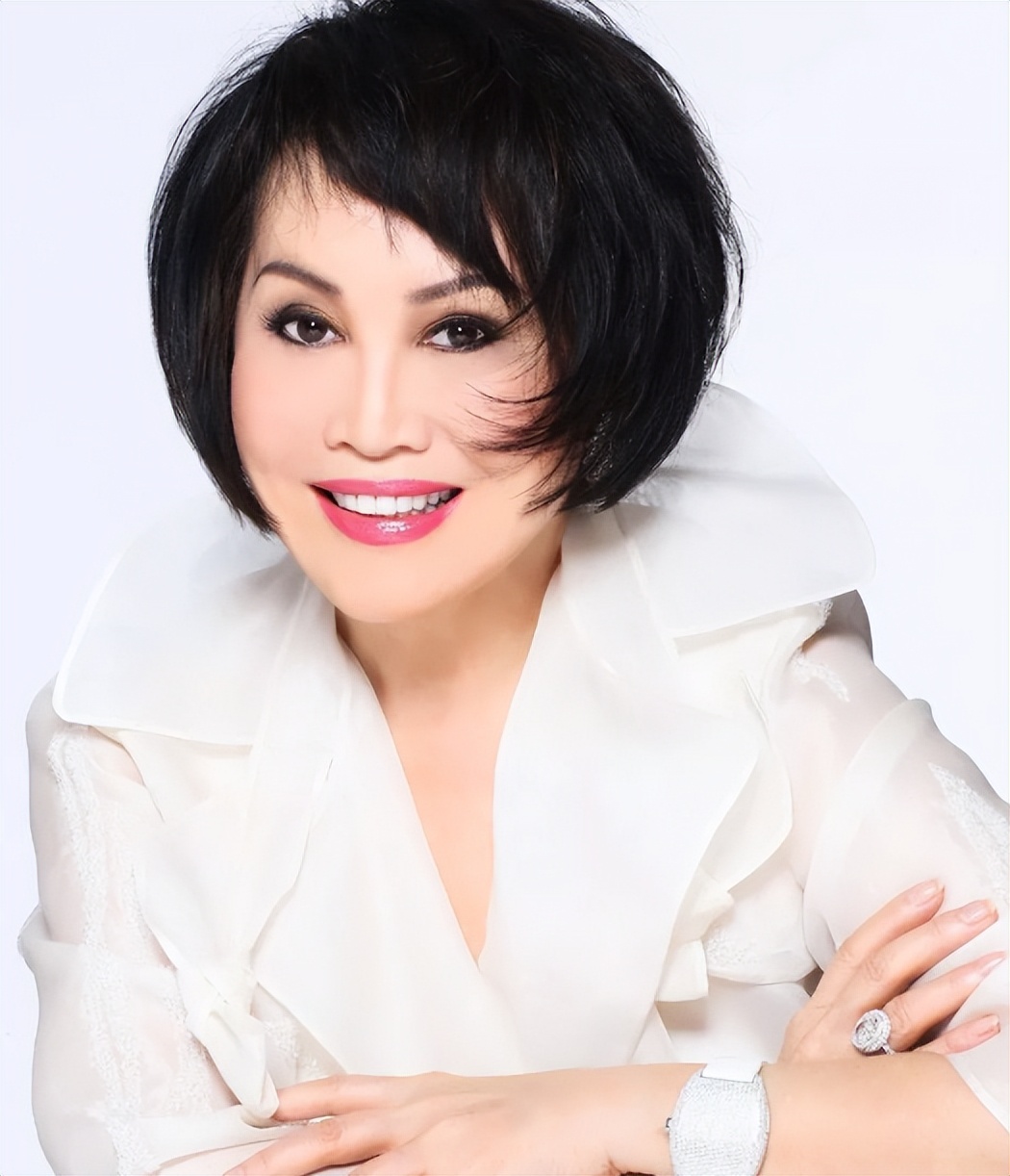 73-year-old Jin Yuxi made public his love affair, clasped his fingers ...