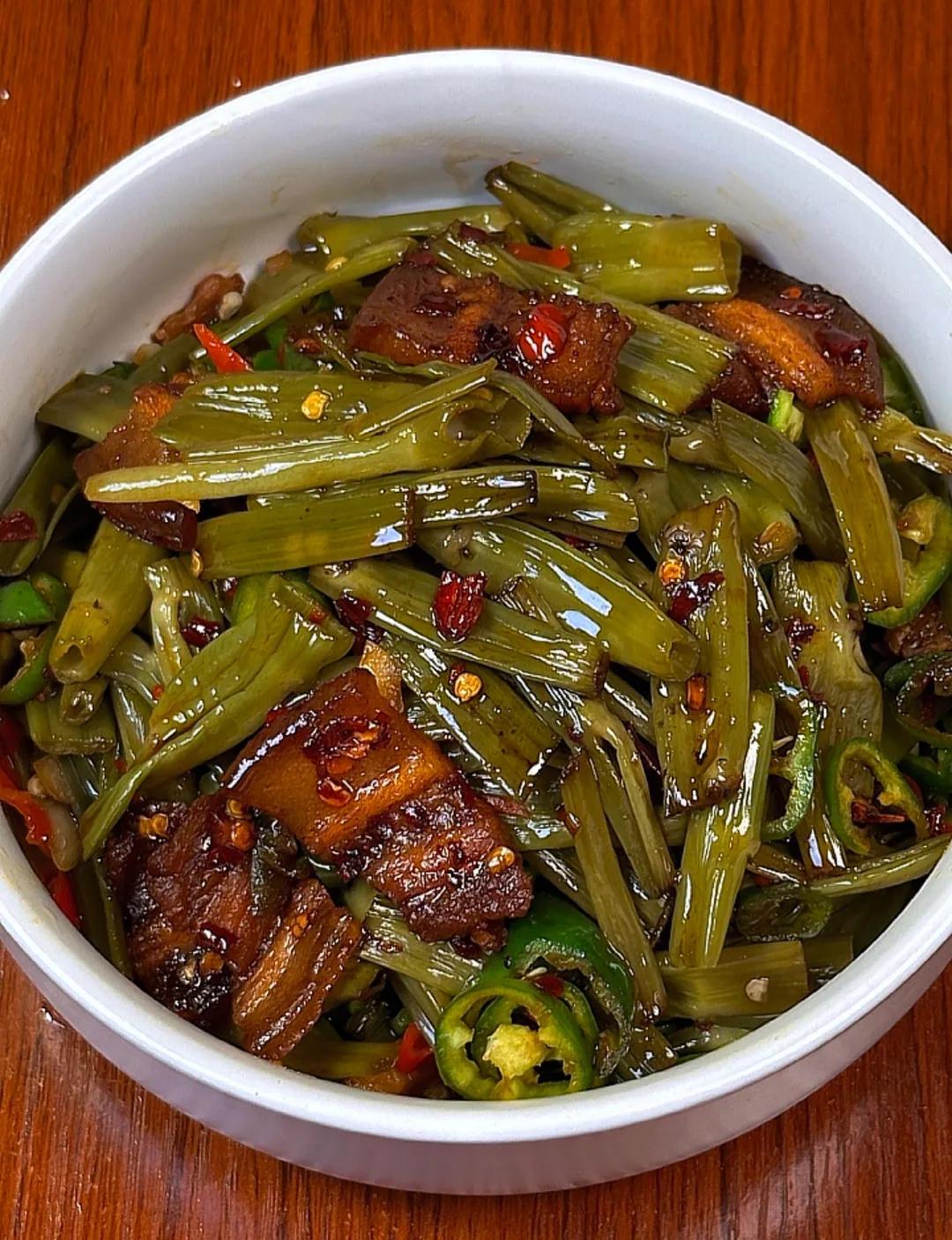 Simple and easy to make delicious fried pork with sour tong choy stalks ...