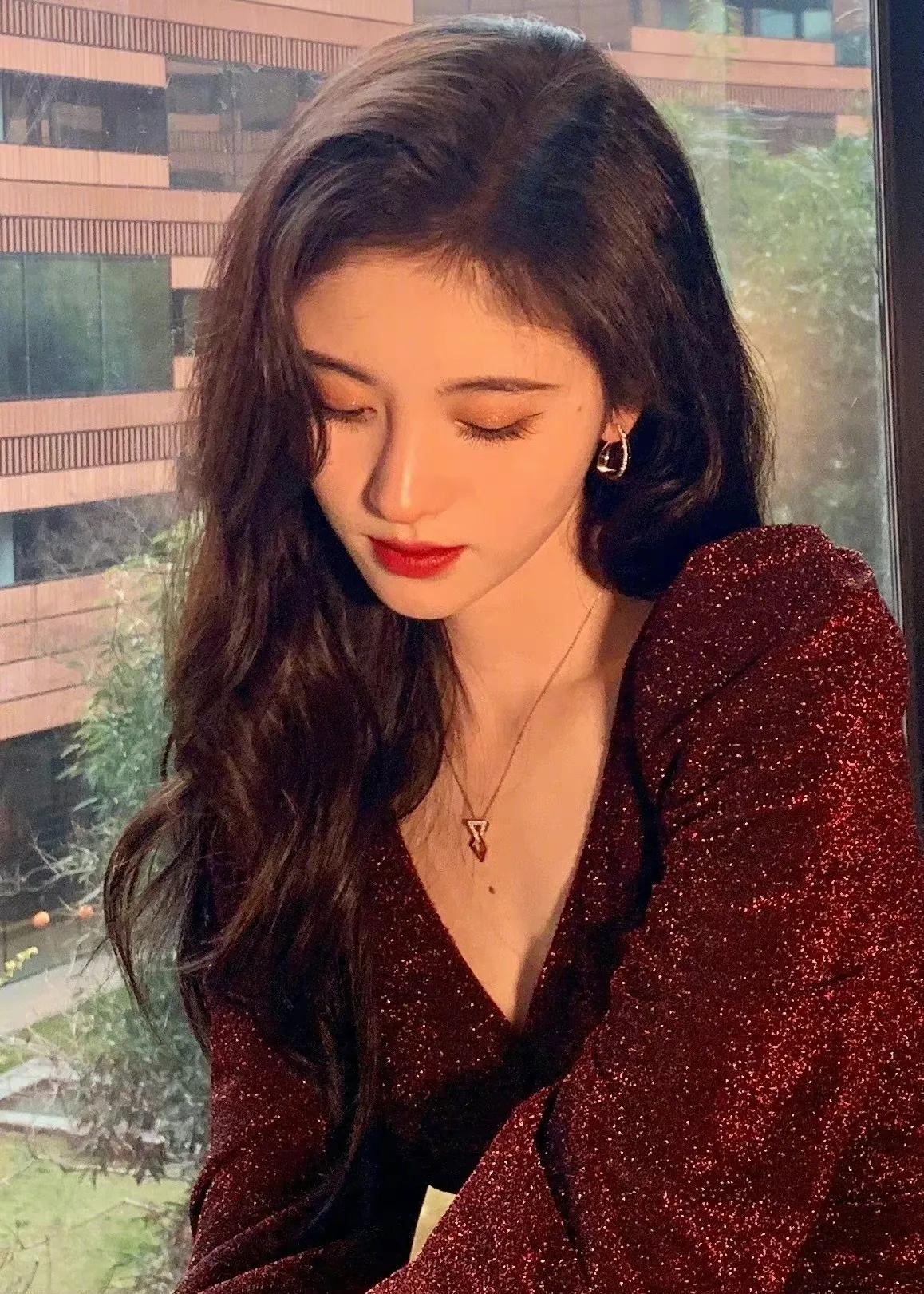 Wallpaper: curly hair Ju Jingyi please check - iNEWS