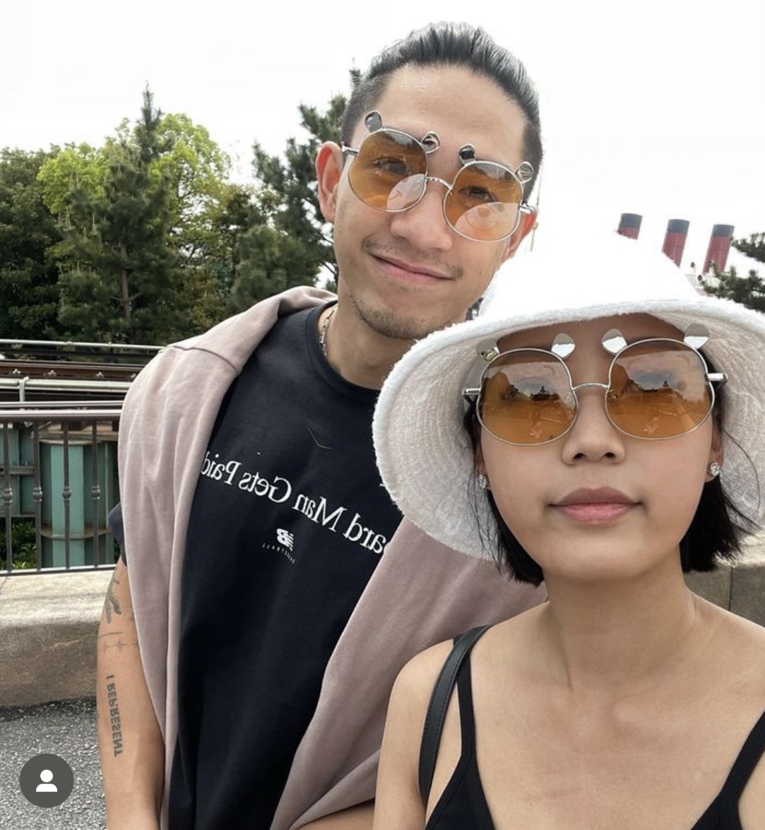 Wu Wanfang's second son posted travel photos of the whole family, 55 ...