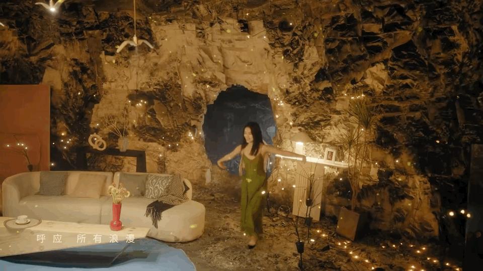 On Wang Yuan's birthday, the new song "Living Room Carnival" was released, and the heroine Huang ...