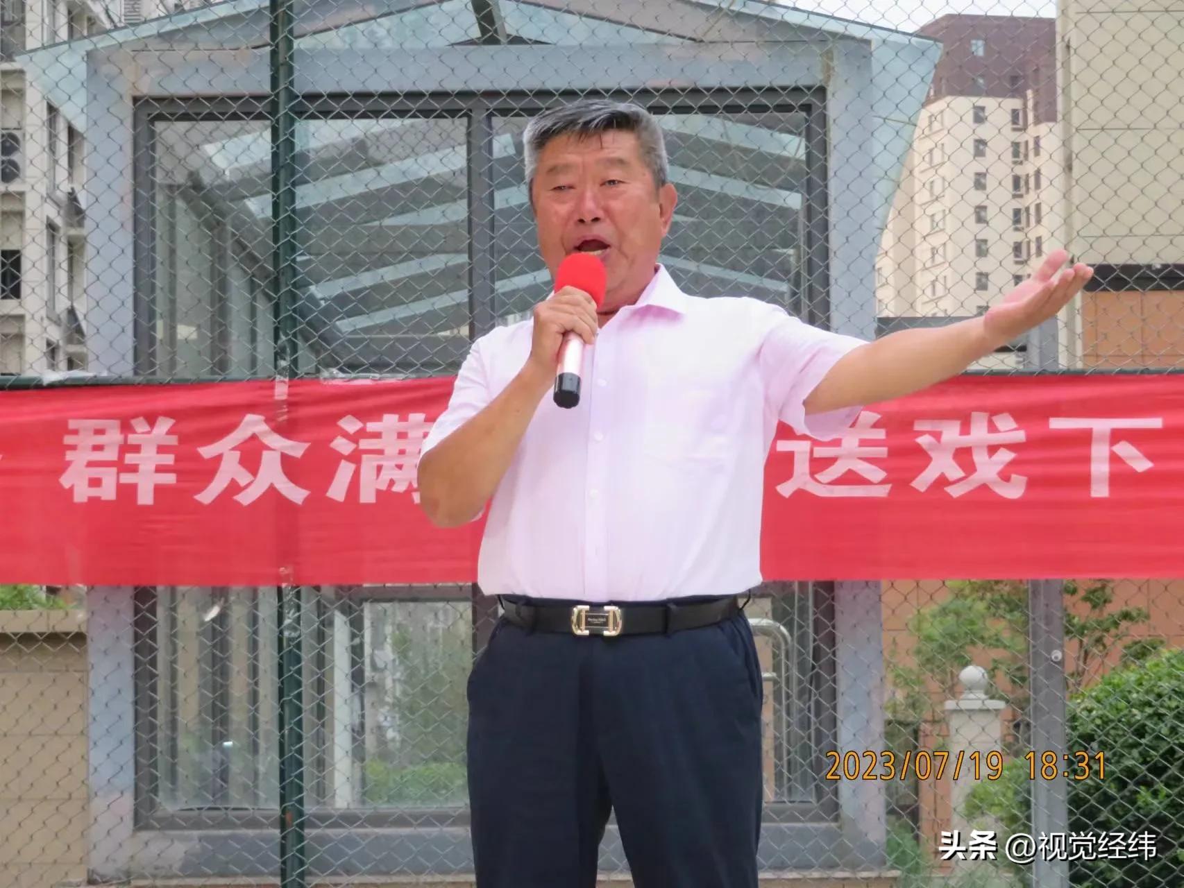 Today, 40 years ago, I took a group photo with singer Wu Yanze - iNEWS