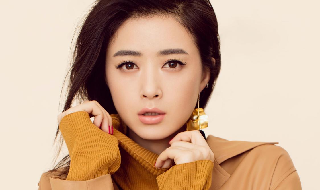 40-year-old Jiang Xin posted travel photos, her figure was so thin that she became a "paper man ...