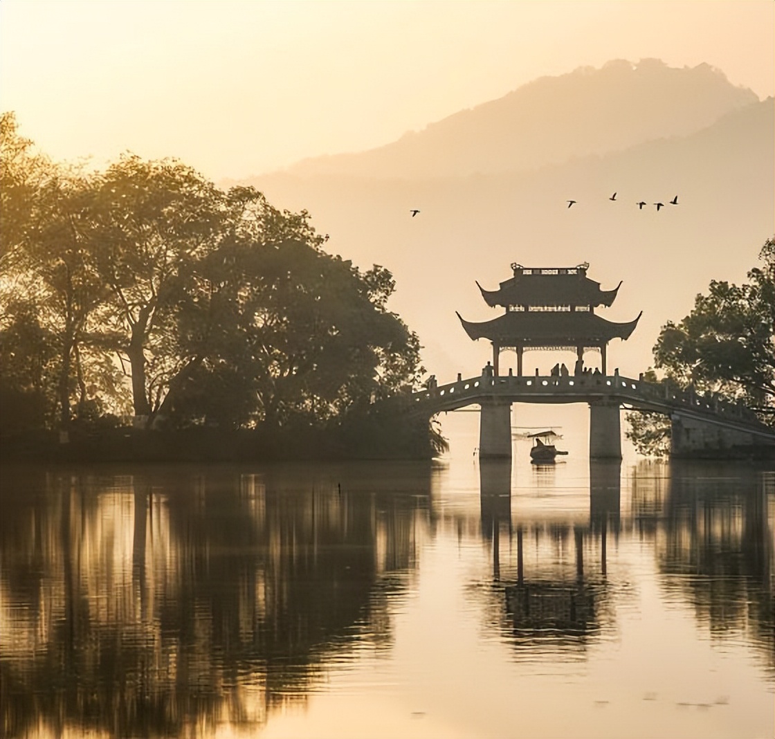 Hangzhou in the early spring is picturesque, with misty rain from the ...
