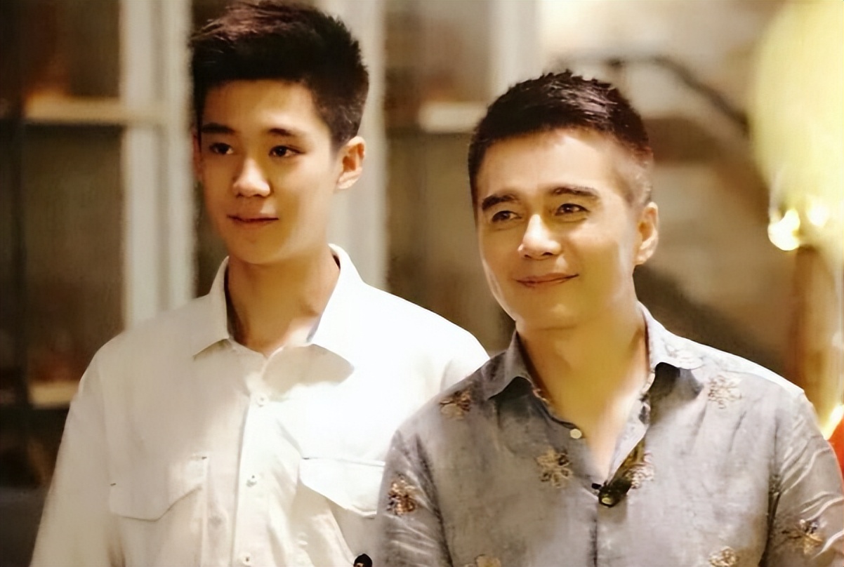 The immortal god Xu Yajun and his fourth-married wife attended their son's graduation ceremony ...