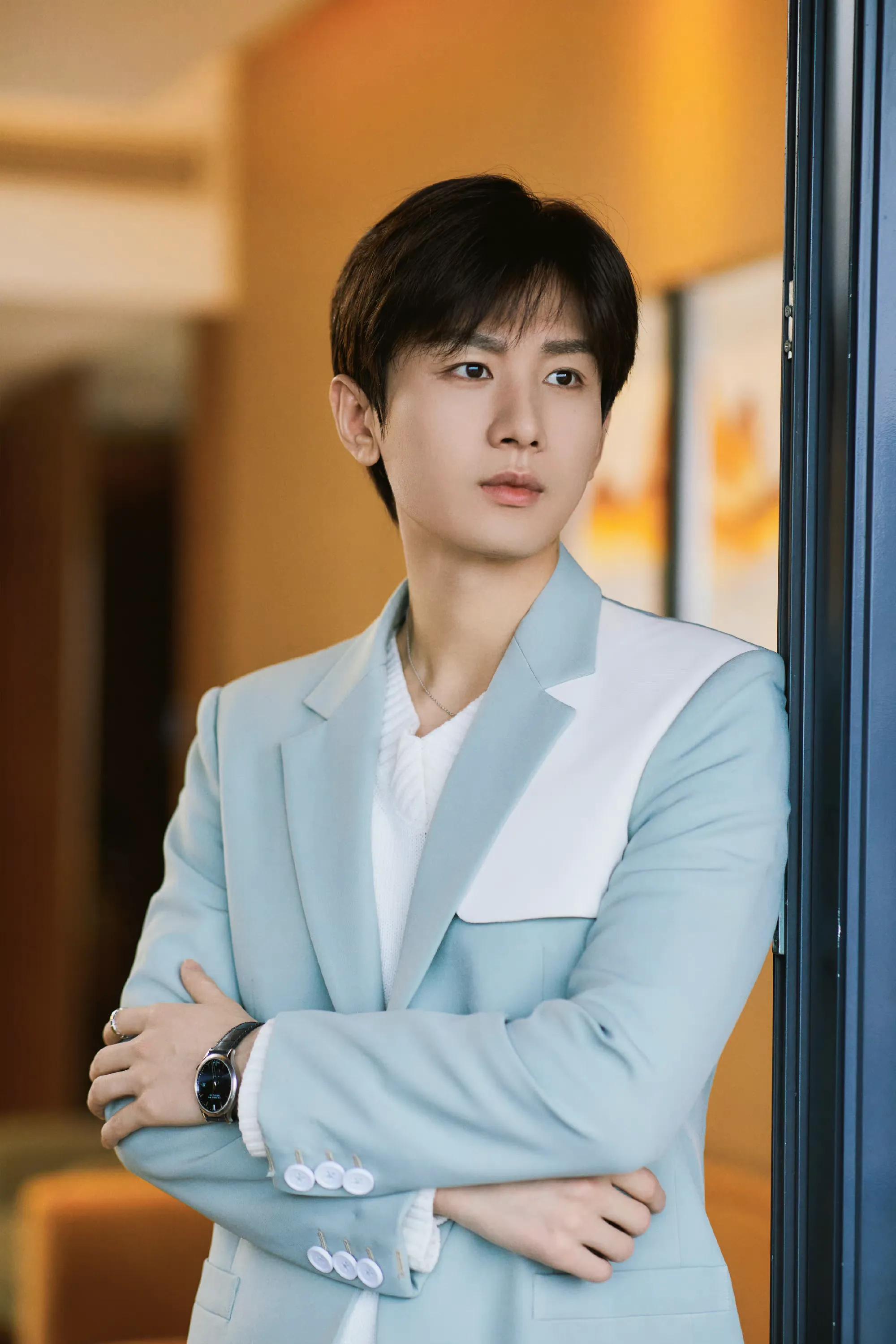 Male star Cheng Yi fashion photo: handsome and handsome - iMedia