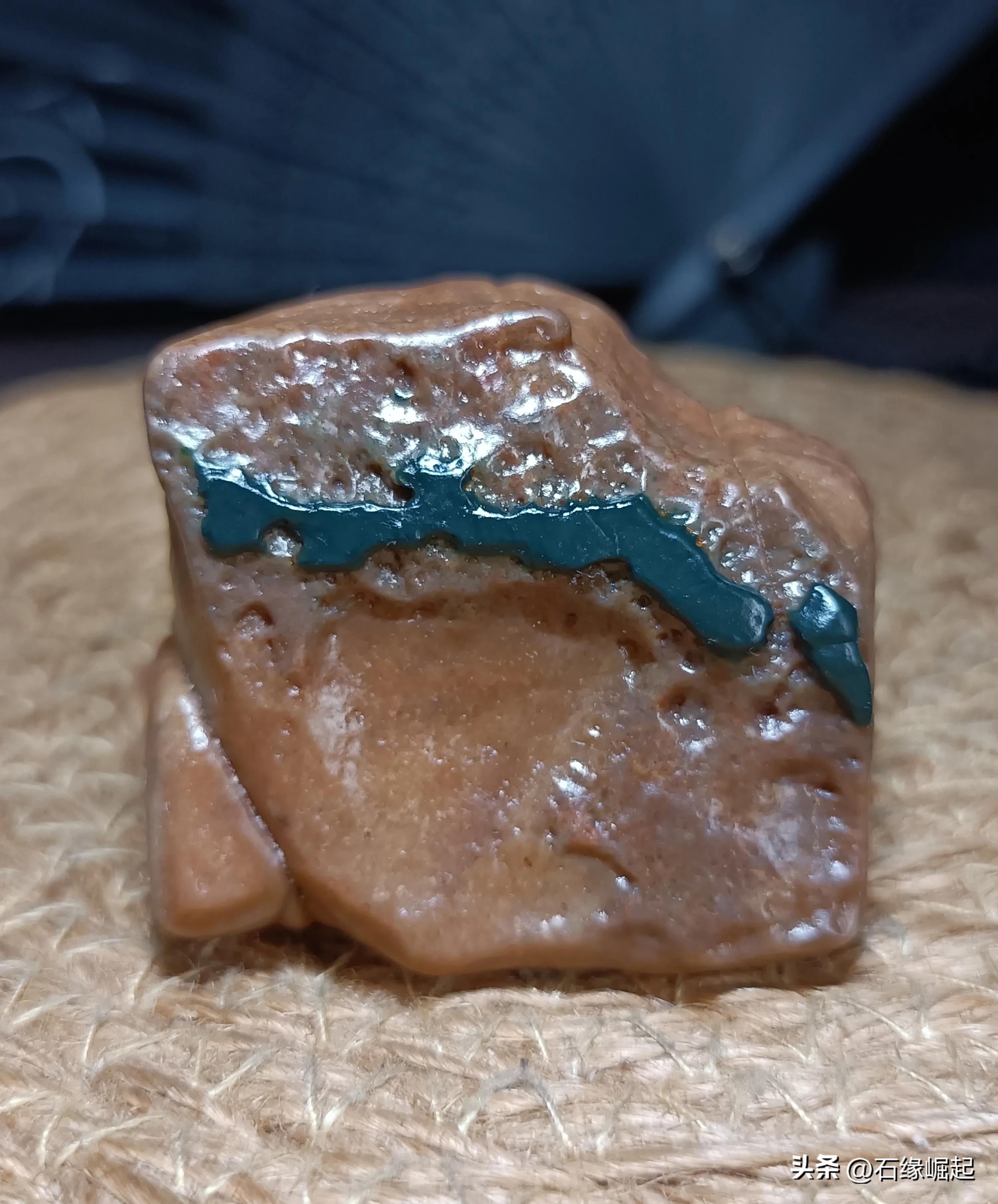 Small and meaningful small stones, concentrated in a square inch - iMedia