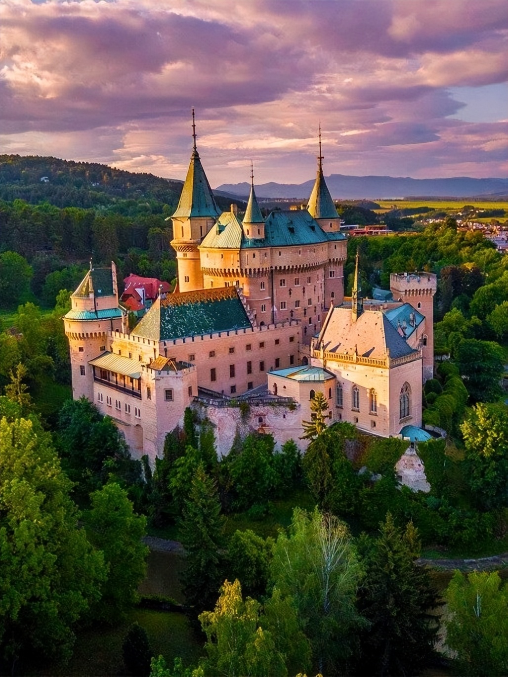 Castle tour, how did Slovakia come to be? - iNEWS