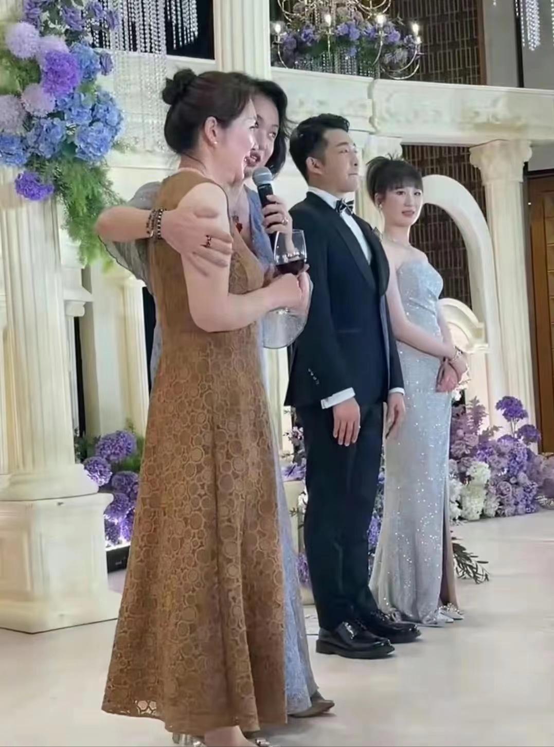 Jin Xing attended the wedding of her goddaughter, and the groom was ...