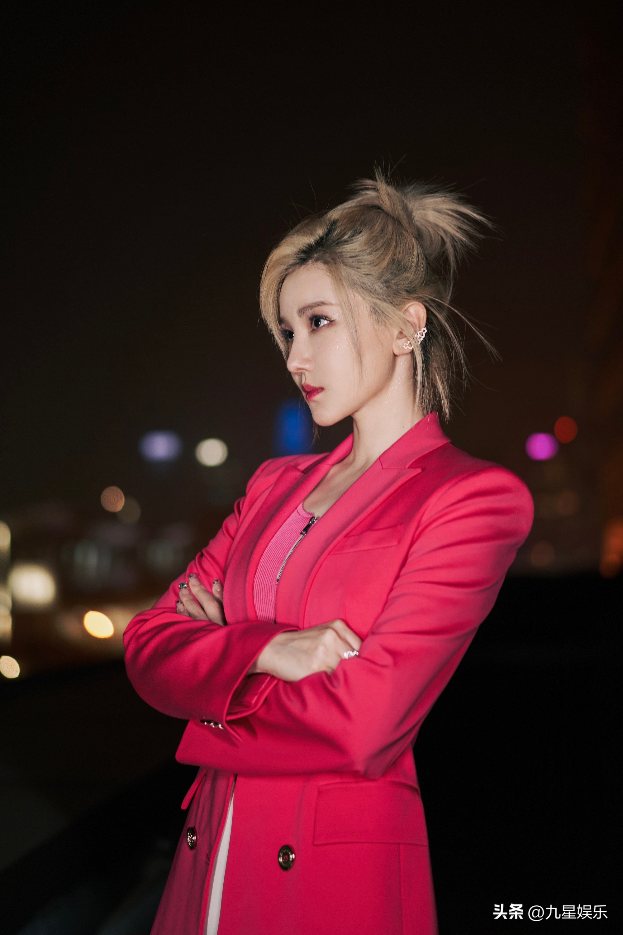 On the stage rendered by the charming night, Chen Xiaojun is ...