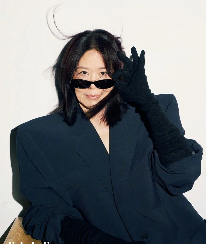 Lang Ping wears Balenciaga on the cover of ELLE magazine. She puts on ...