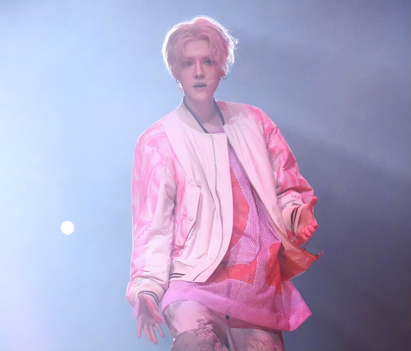 Luhan wears a vest at the concert, showing off his muscles, which is super eye-catching, full of ...