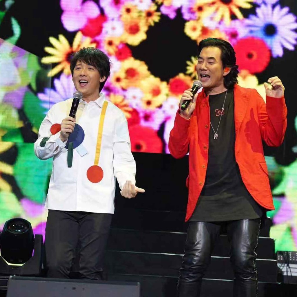 Singer Ah Niu visits Lin Feng! He pursed his lips in the group photo ...