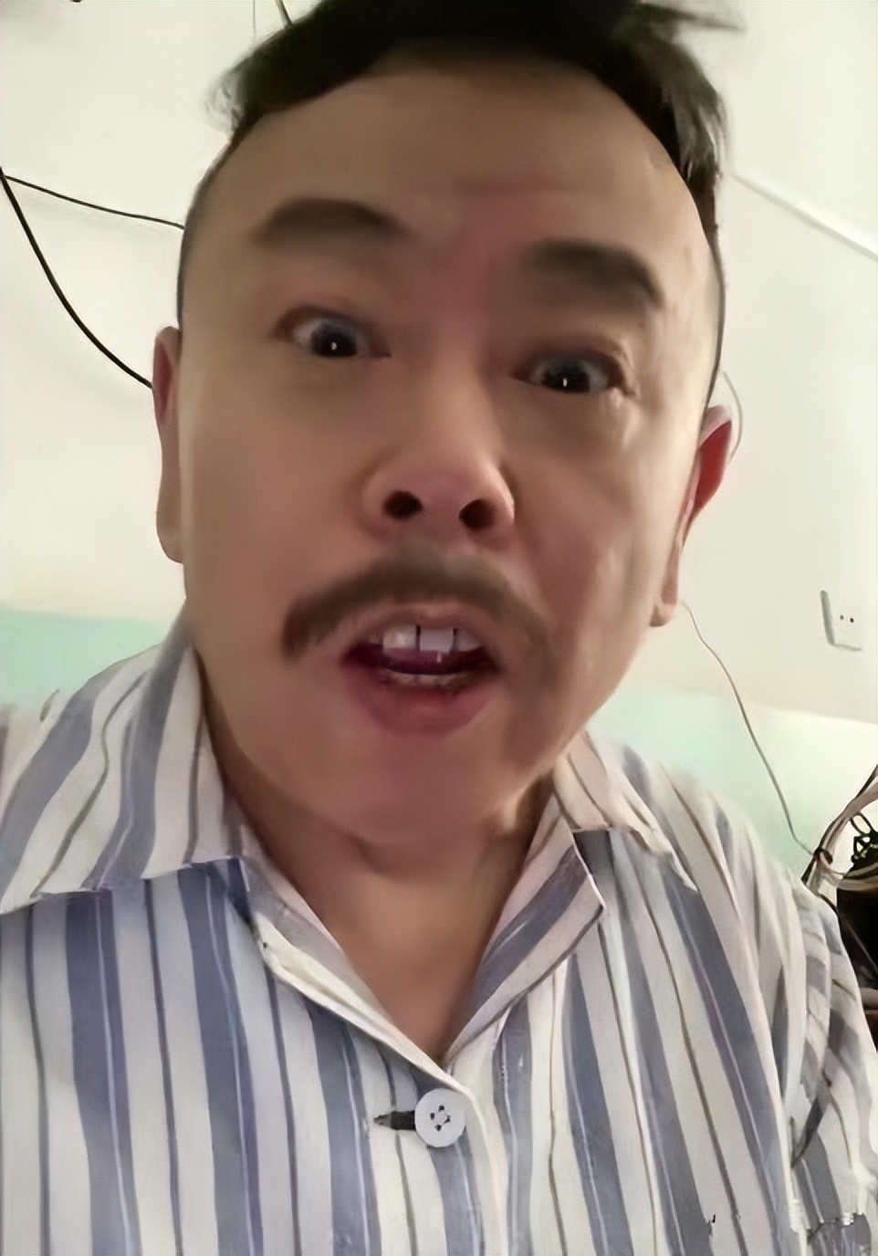 Pan Changjiang appeared in the hospital wearing a hospital gown ...