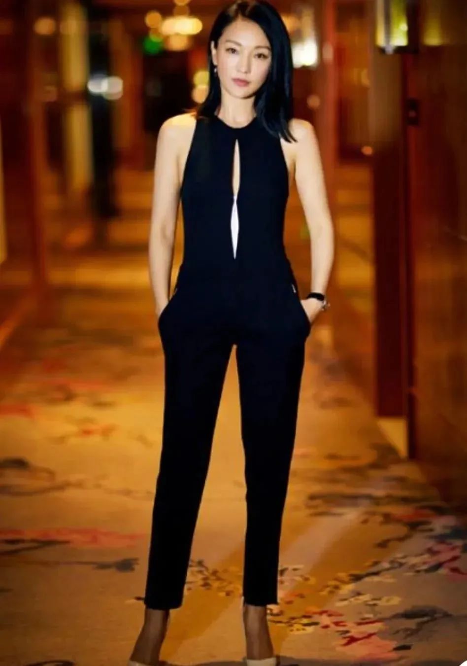 48-year-old Zhou Xun is extremely sexy, he dares to go out wearing a bellyband, but he is too ...