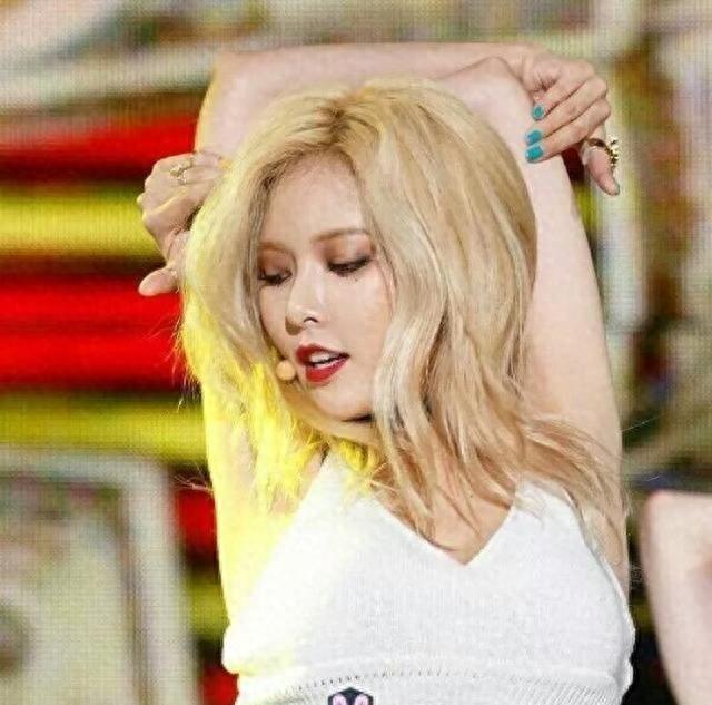 HyunA's amazing stage look: sexy off-shoulder, beautiful back, hot and ...