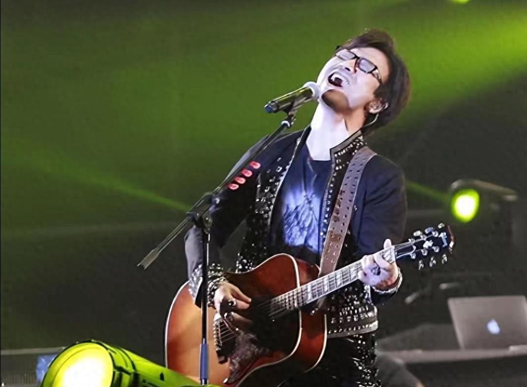 52-year-old rock star Wang Feng: He has a happy family and became ...