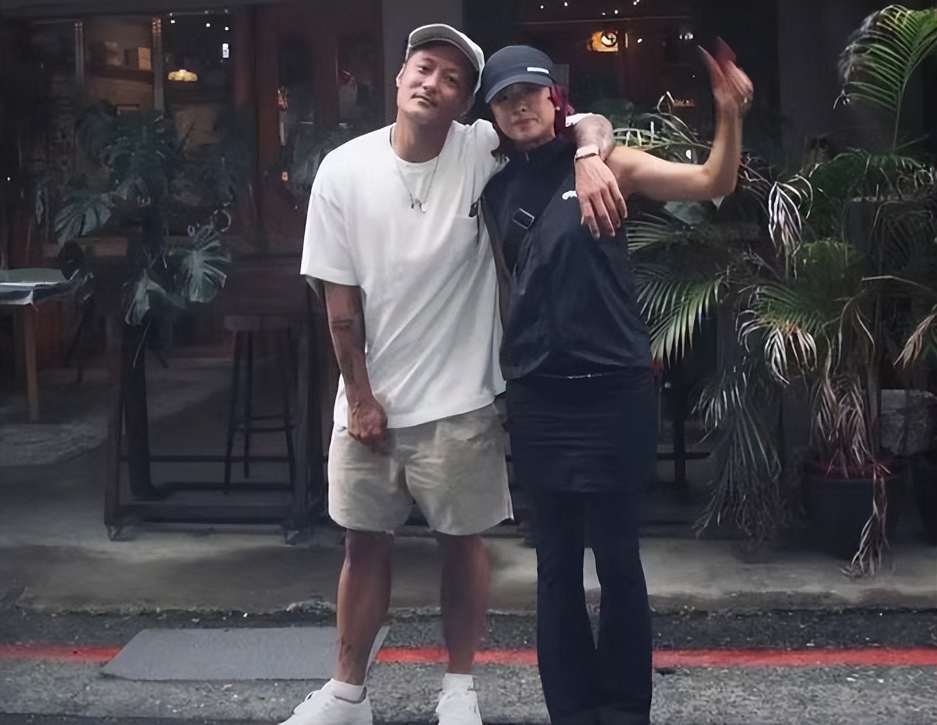 "Shawn Yue posted a photo of Xu Haoying's mother and daughter, and a ...