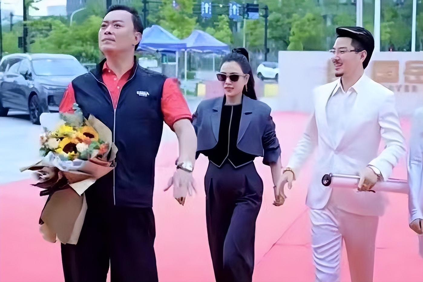 49-year-old Huang Haibing swaggered down the red carpet, twisted his ...