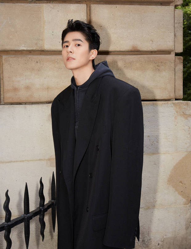 Liu Haoran's all-black look is cool and handsome, and the photo with ...