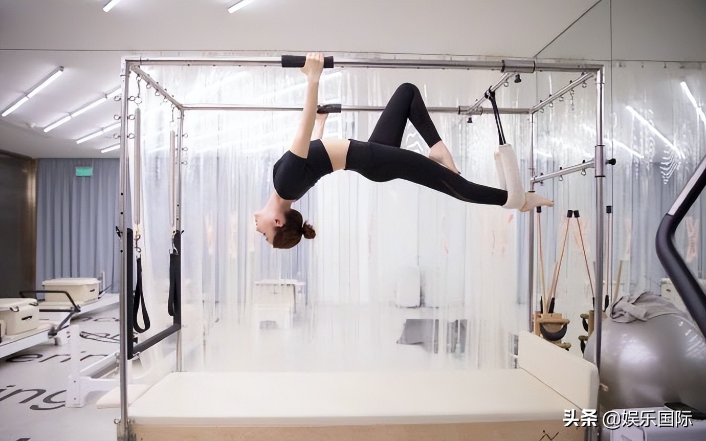 Yuan Shanshan practiced yoga at home to complete difficult movements to ...