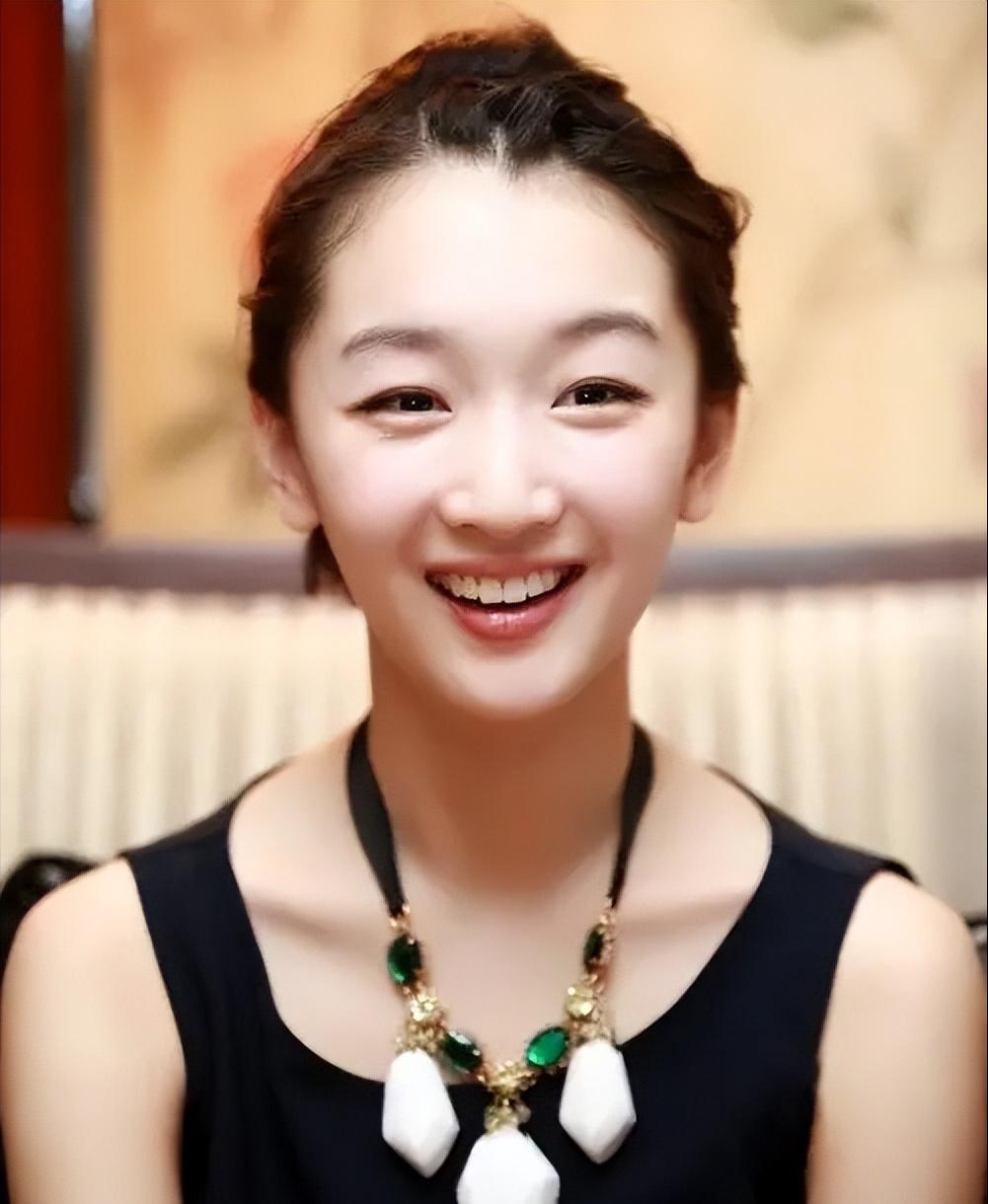 Zhou Dongyu's picture of sweeping the floor changed. His face was stiff and he even bumped into ...