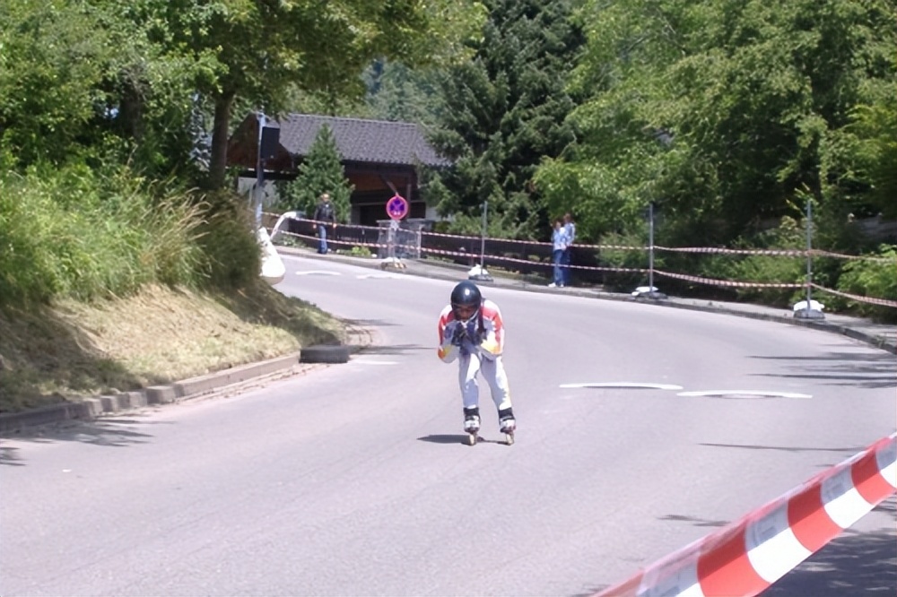 What is the definition of roller skating? - iNEWS