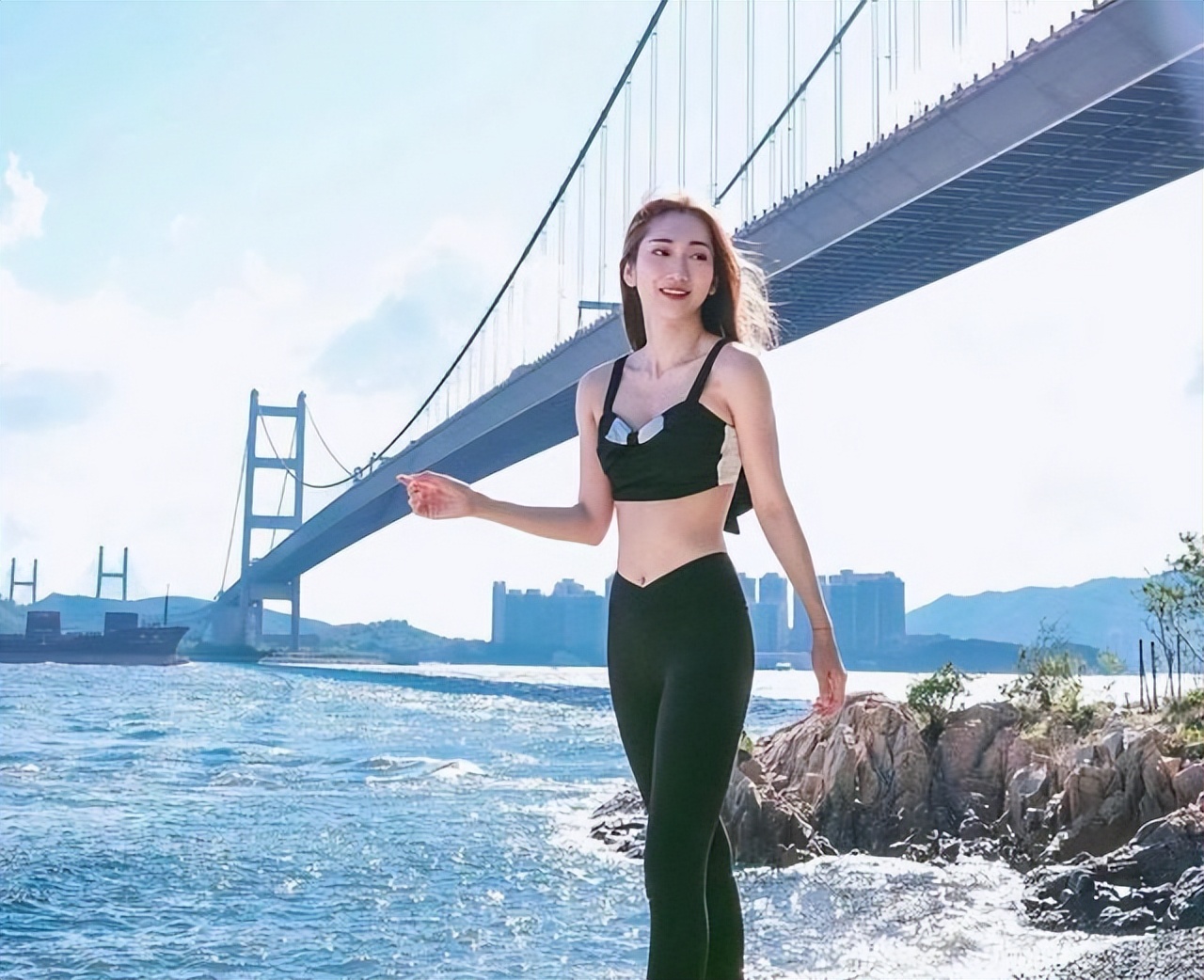 TVB doctor-level new goddess Wang Jiahui shares swimsuit photos, her skin is full of sweat under ...