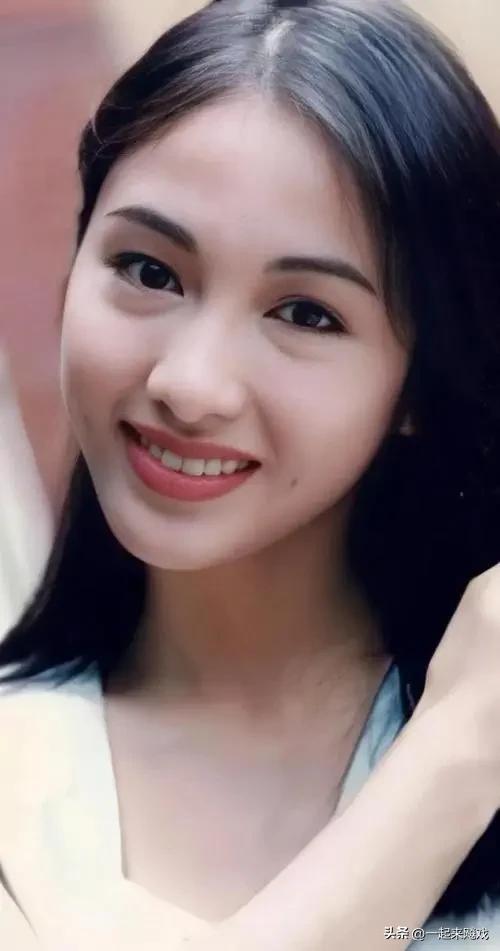 Gigi Lai: Pear dimple with a slight smile, amazes the beauty of time ...