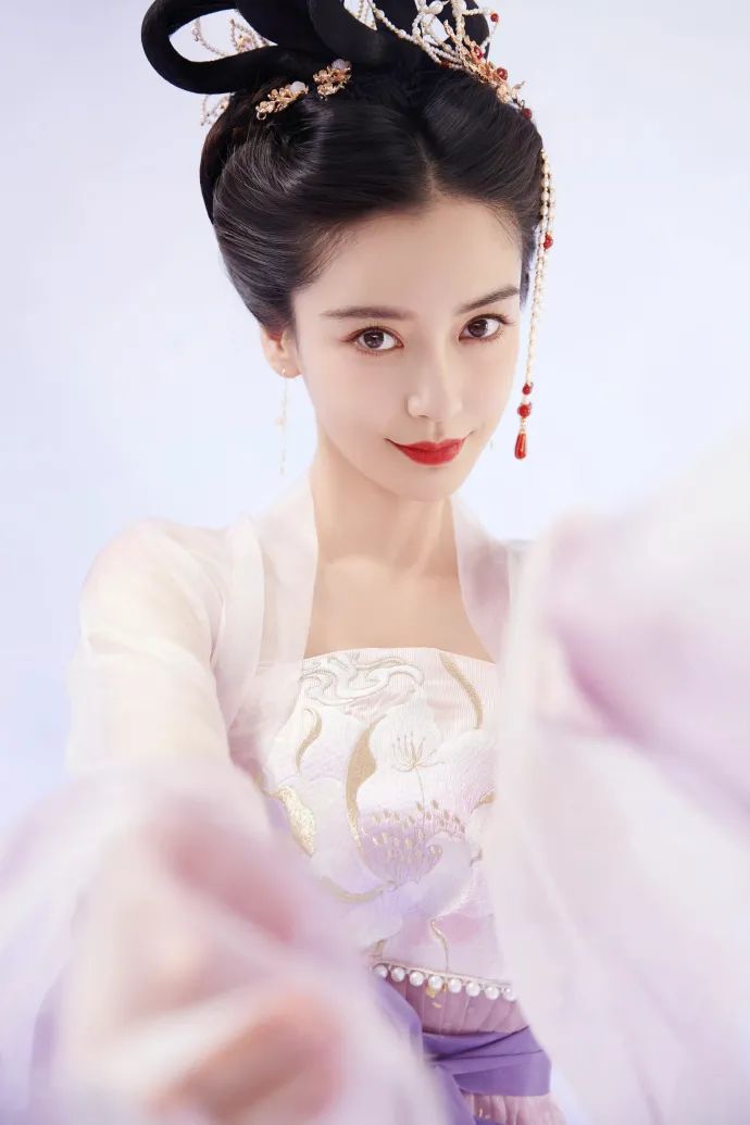 Yang Ying turned into Chang'e in a flowing gauze skirt!Breathtakingly ...