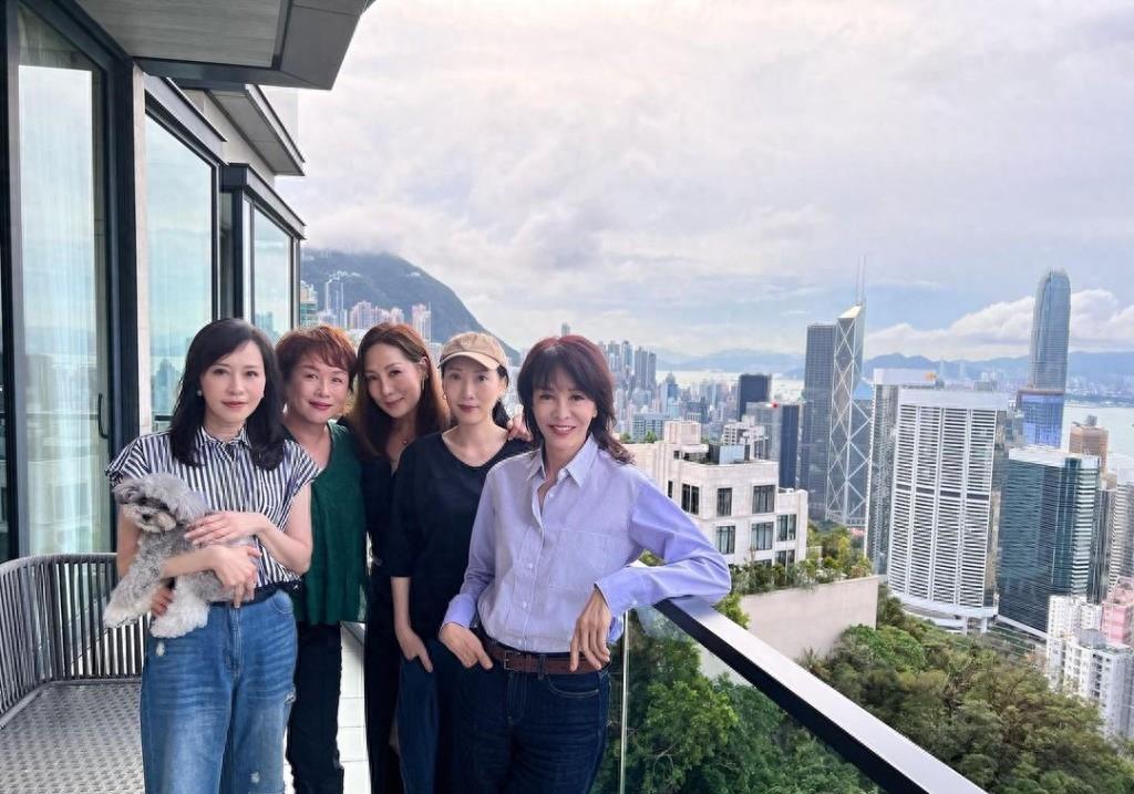 Rich wife Wu Meiheng rarely appears, celebrating her birthday with 66-year-old Zheng Yuling at ...