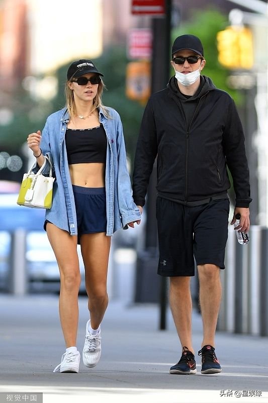 Robert Pattinson and his girlfriend leave the street after working out ...