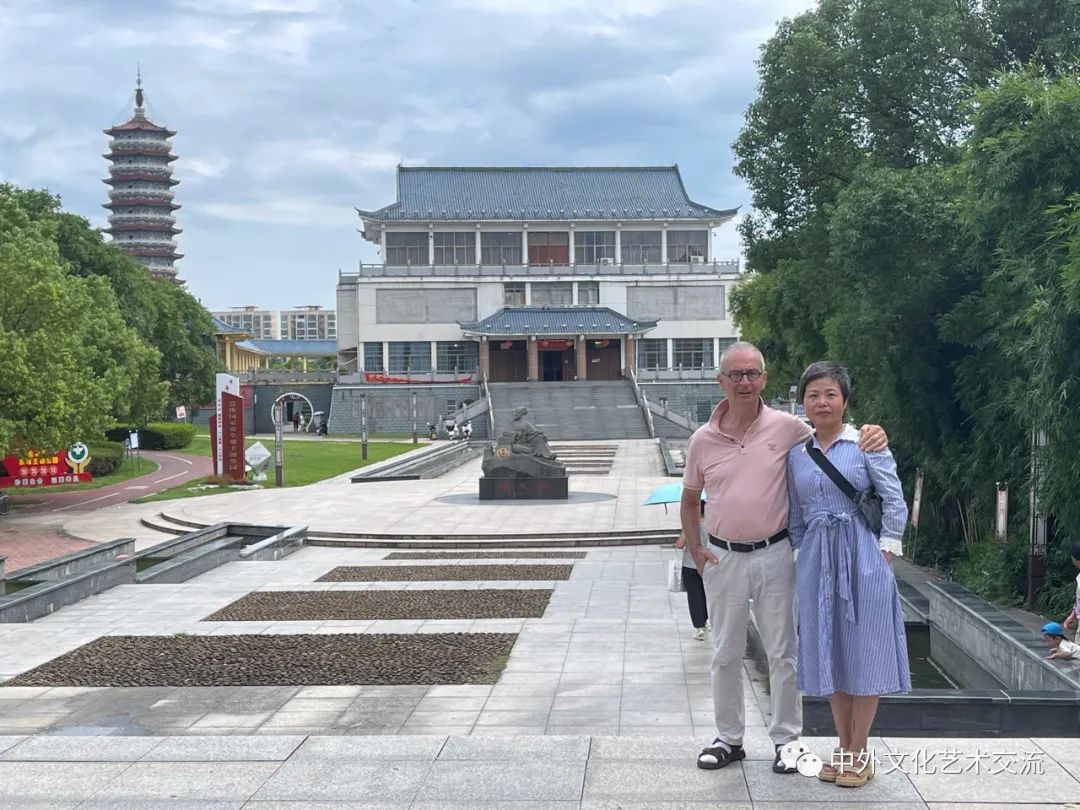 Irish legendary musician Jimmy MacCarthy and his wife Chen Qiumei ...