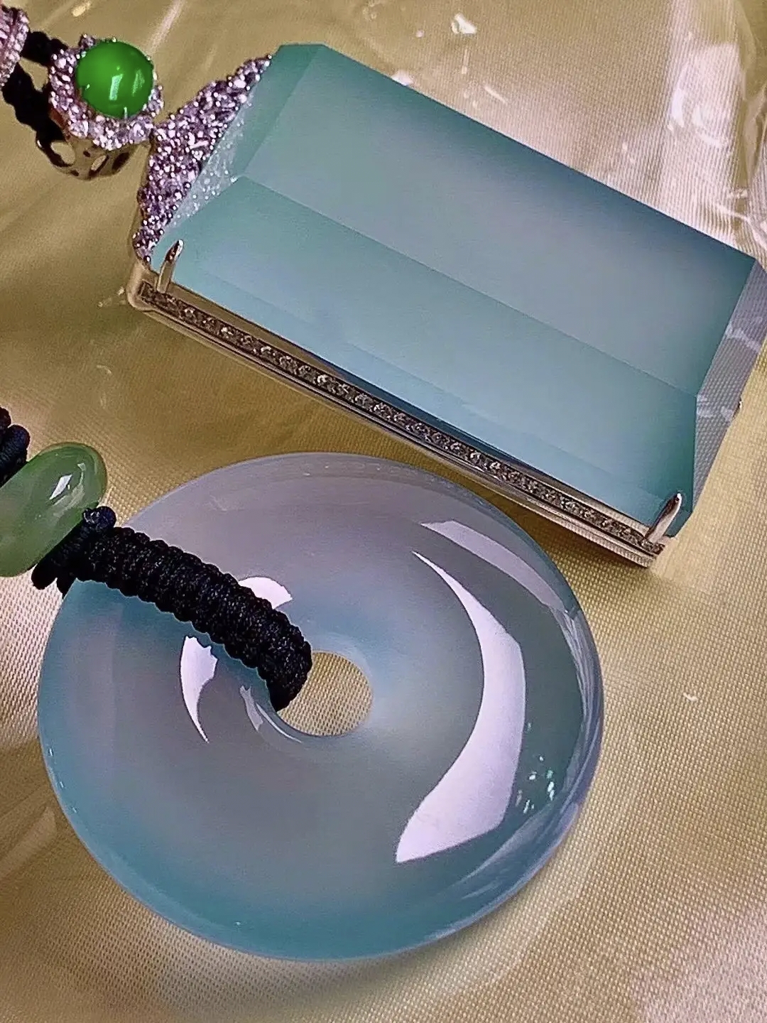 Two stunning pieces of jadeite jewellery - iNEWS