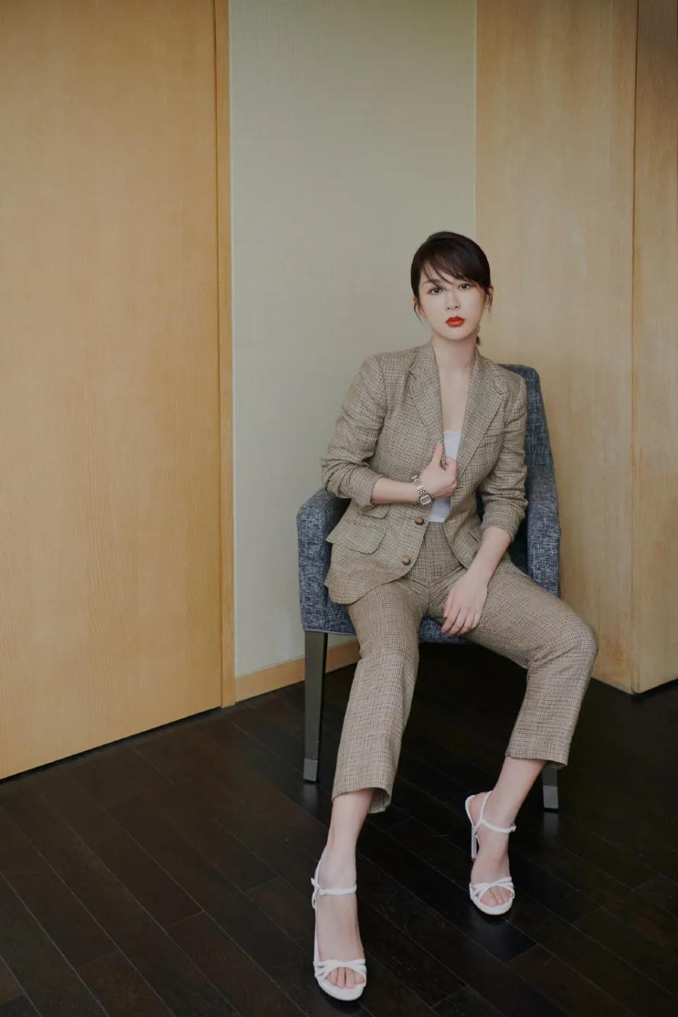 Yang Zi's beautiful legs and high heels - iMedia