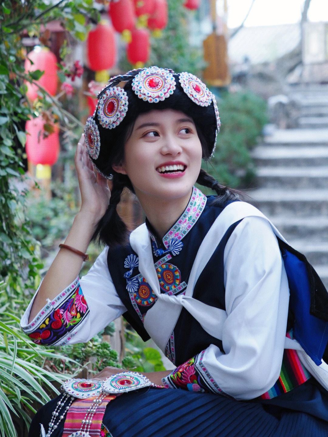 The colorful costumes of the Naxi nationality——Inheritance and ...