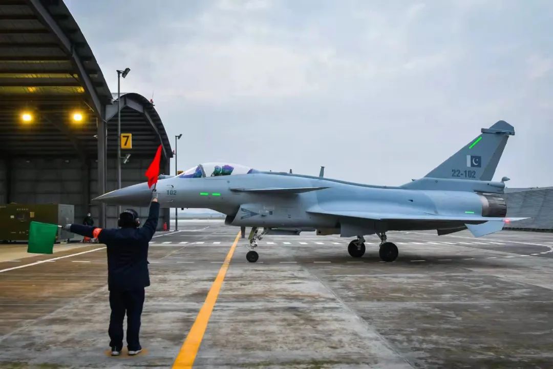 The first batch of J-10C arrived in Pakistan, which can completely ...