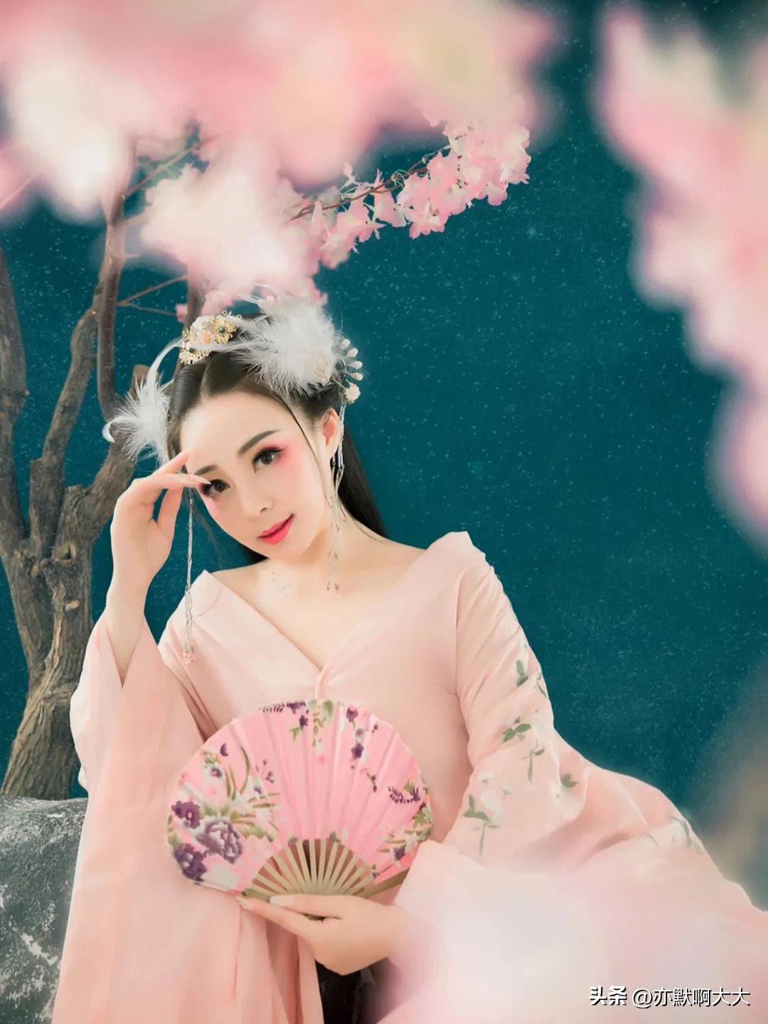 "Long Ancient Rhyme: Photos of Aunts in Ancient Costumes Traveling ...