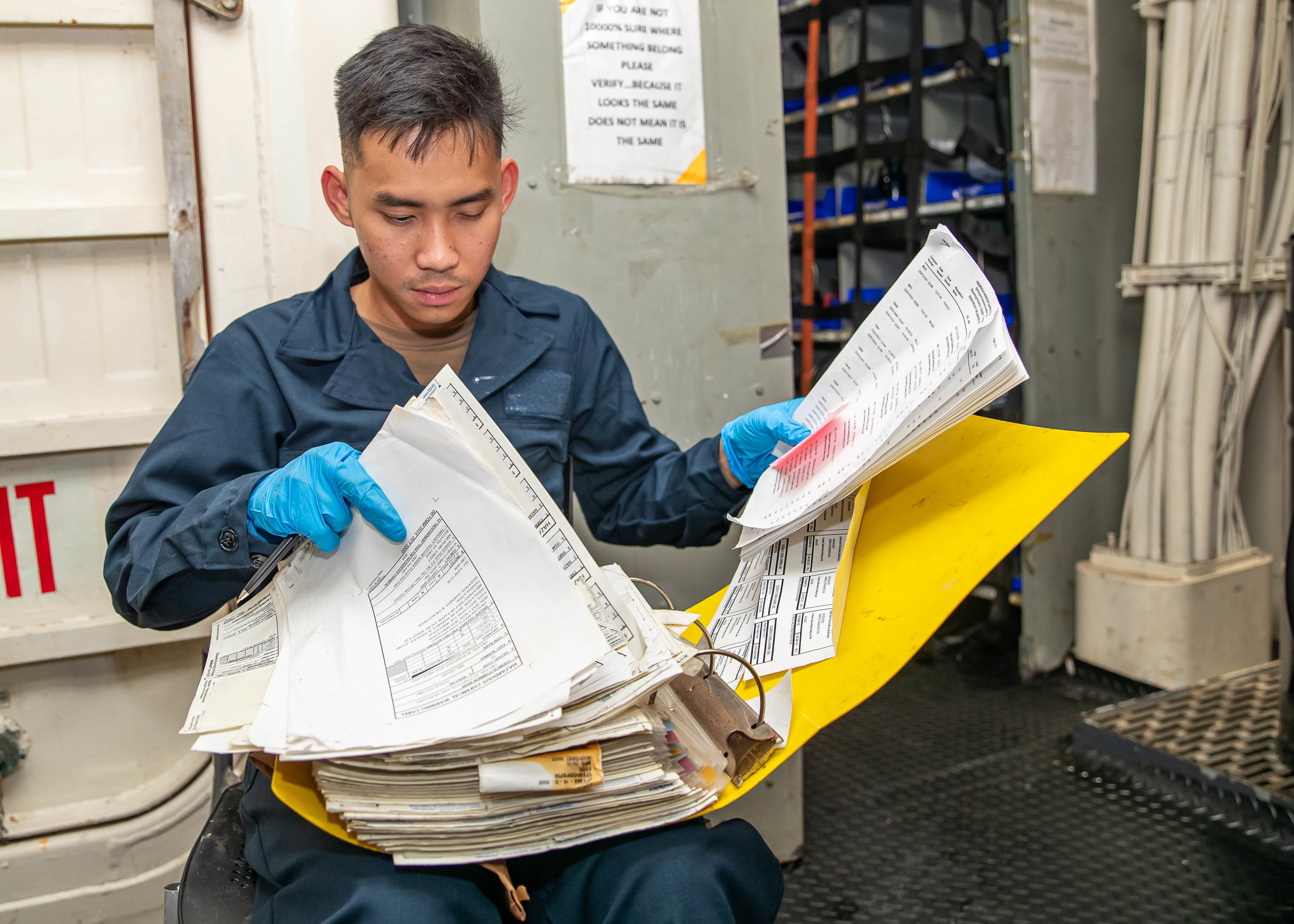 Routine maintenance on the F/A-18's M61A2 20mm gun - iNEWS