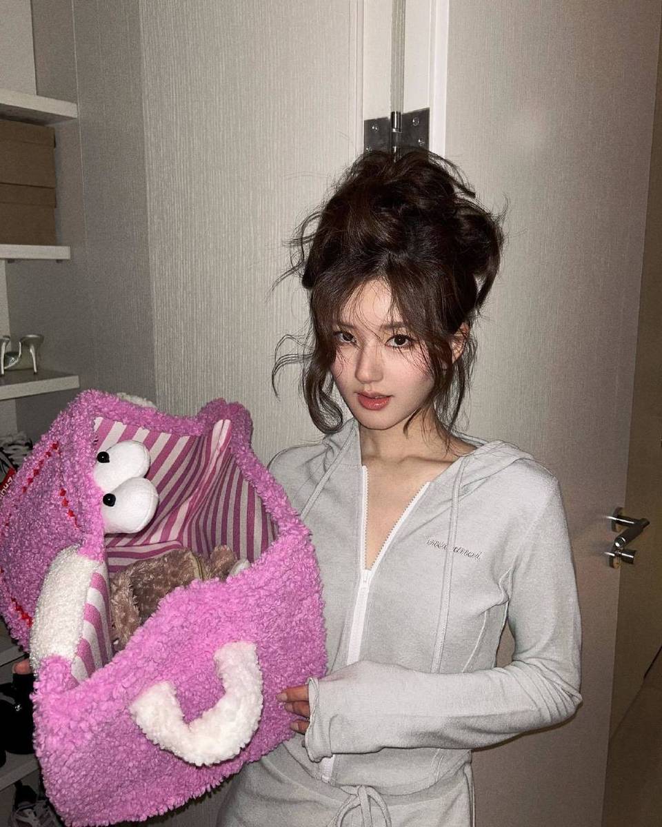 Zhao Lusi's messy curly hair looks lazy and cute in seconds, and she ...