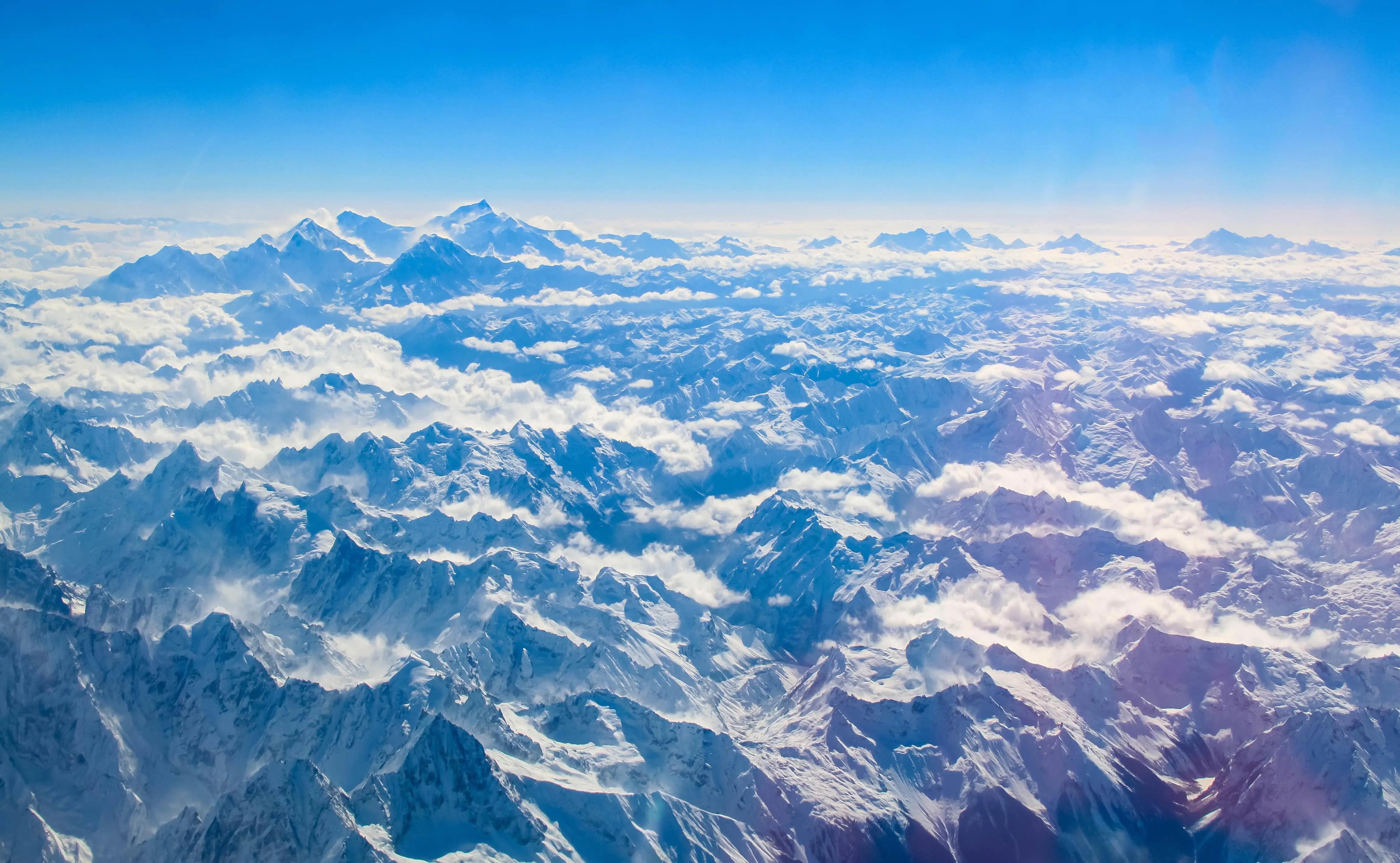 Red elf lightning erupts in the Himalayas - iMedia