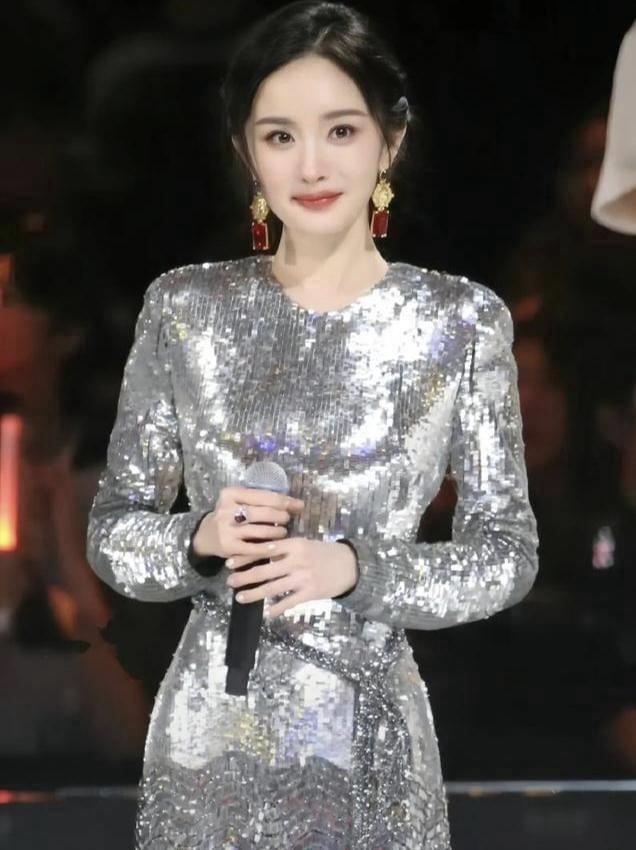 Yang Mi has been divorced for 5 years, and her father shares photos ...